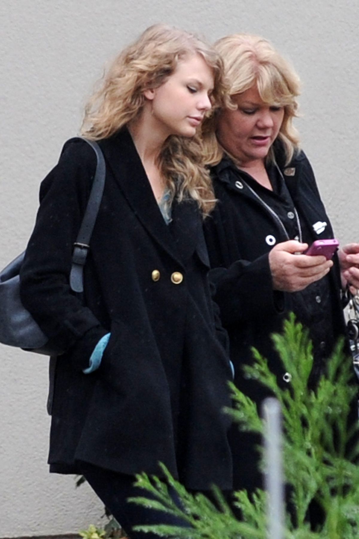 17 Pictures Of Taylor Swift & Her Mother Andrea Finlay | 92 Q