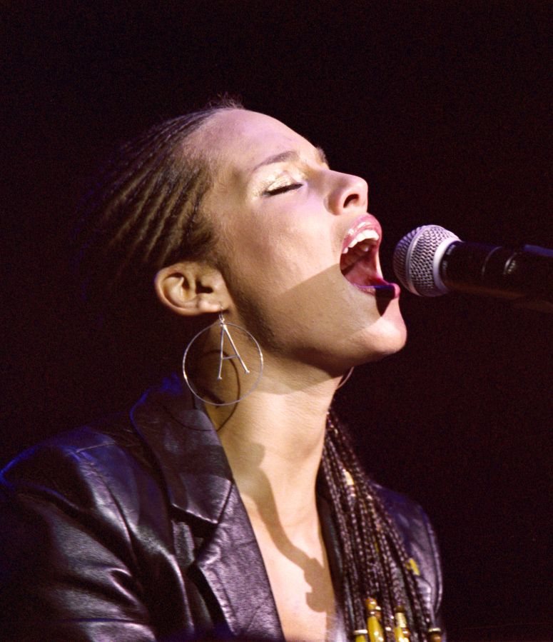 Alicia Keys’ Iconic Cornrows Were Once Your Hairspiration | Global Grind
