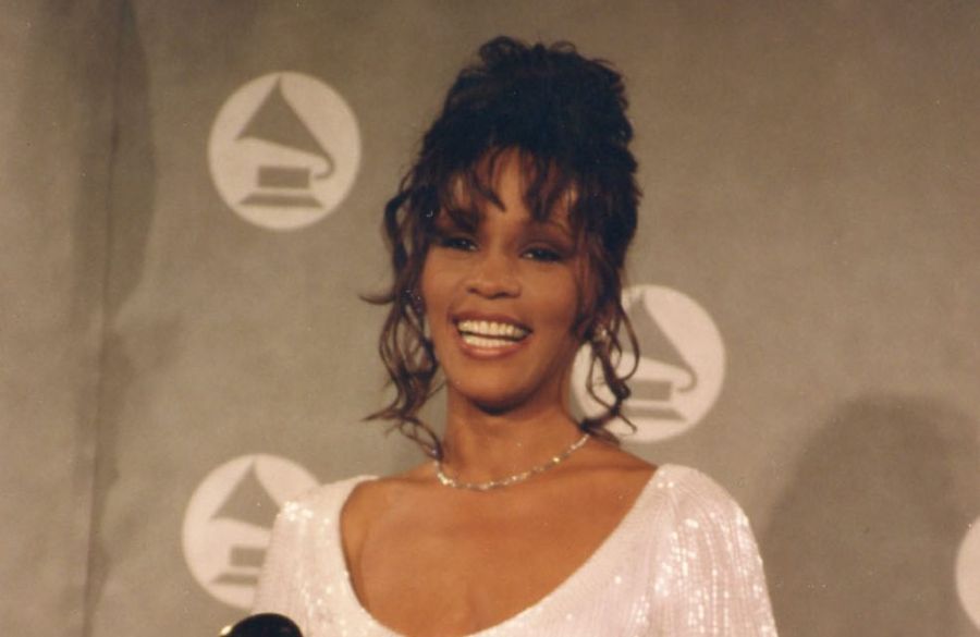 Glam To Chic: Whitney Houston’s Most Memorable Hair Moments [Photos ...